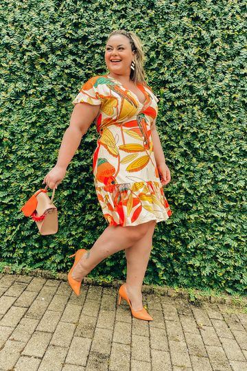 Vestido Curto Giulia Estampa Papagaio Plus Size - Chic e Elegante