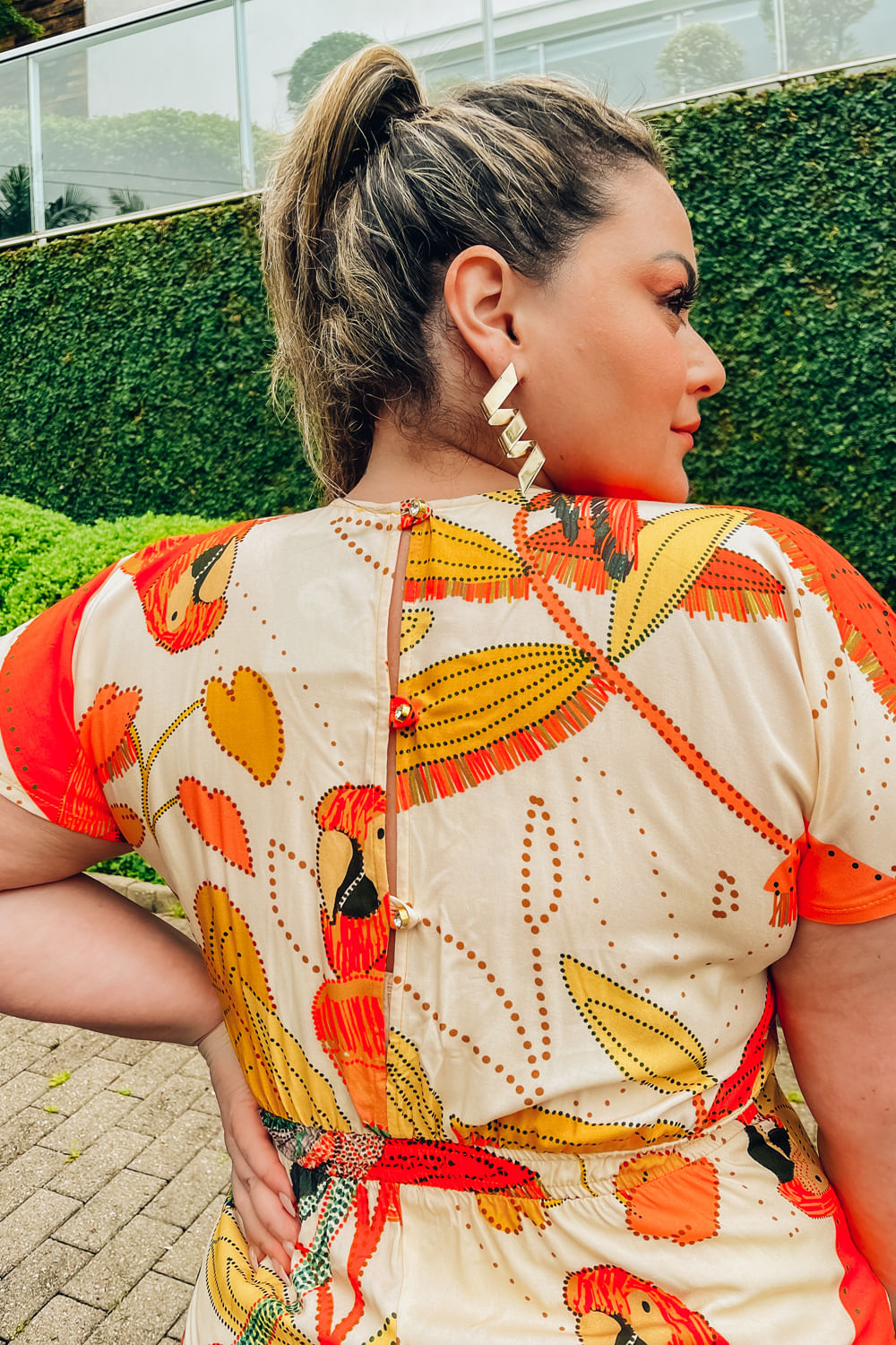 Vestido Curto Giulia Estampa Papagaio Plus Size - Chic e Elegante