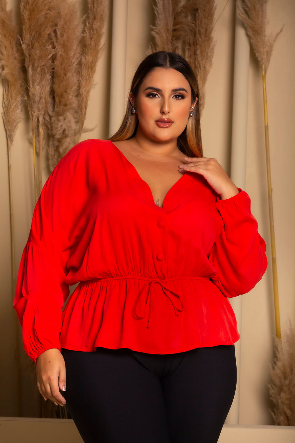 Casaquinho Celina Com Botão Vermelho Plus Size - Chic e Elegante