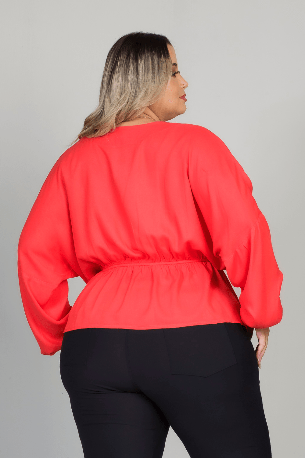 Casaquinho Celina Com Botão Vermelho Plus Size - Chic e Elegante